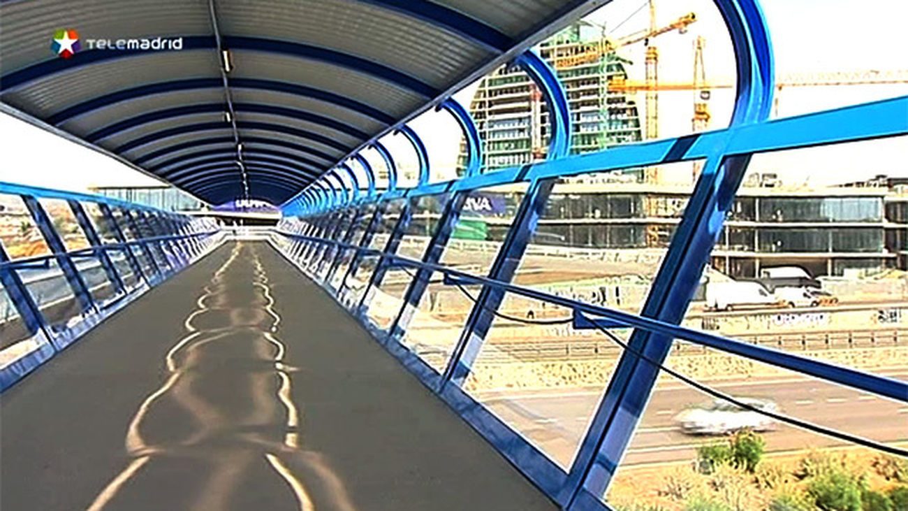 Una pasarela peatonal conecta Las Tablas y Sanchinarro