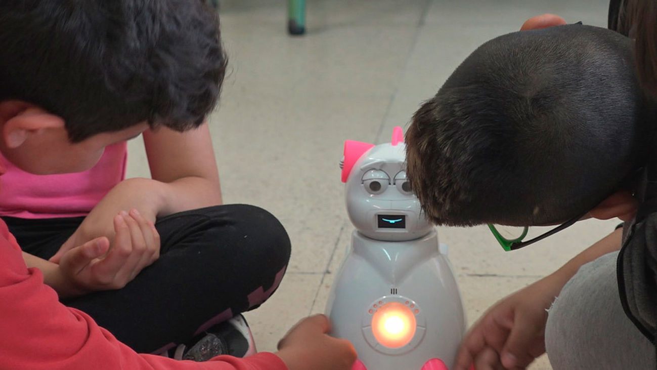 Se llama Kik Aisoy, es un robot y lucha contra el bullying