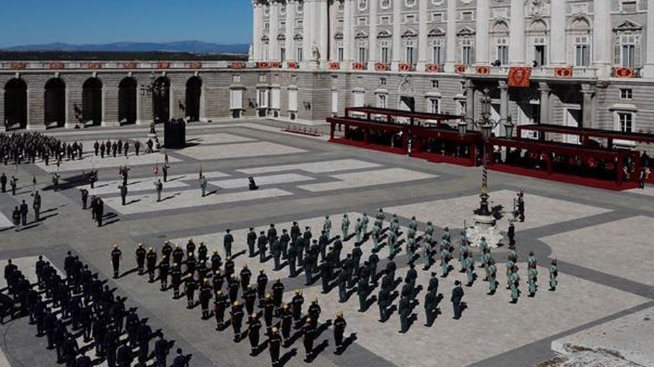 Las mejores imágenes del acto militar en el Palacio Real por el Día de ...