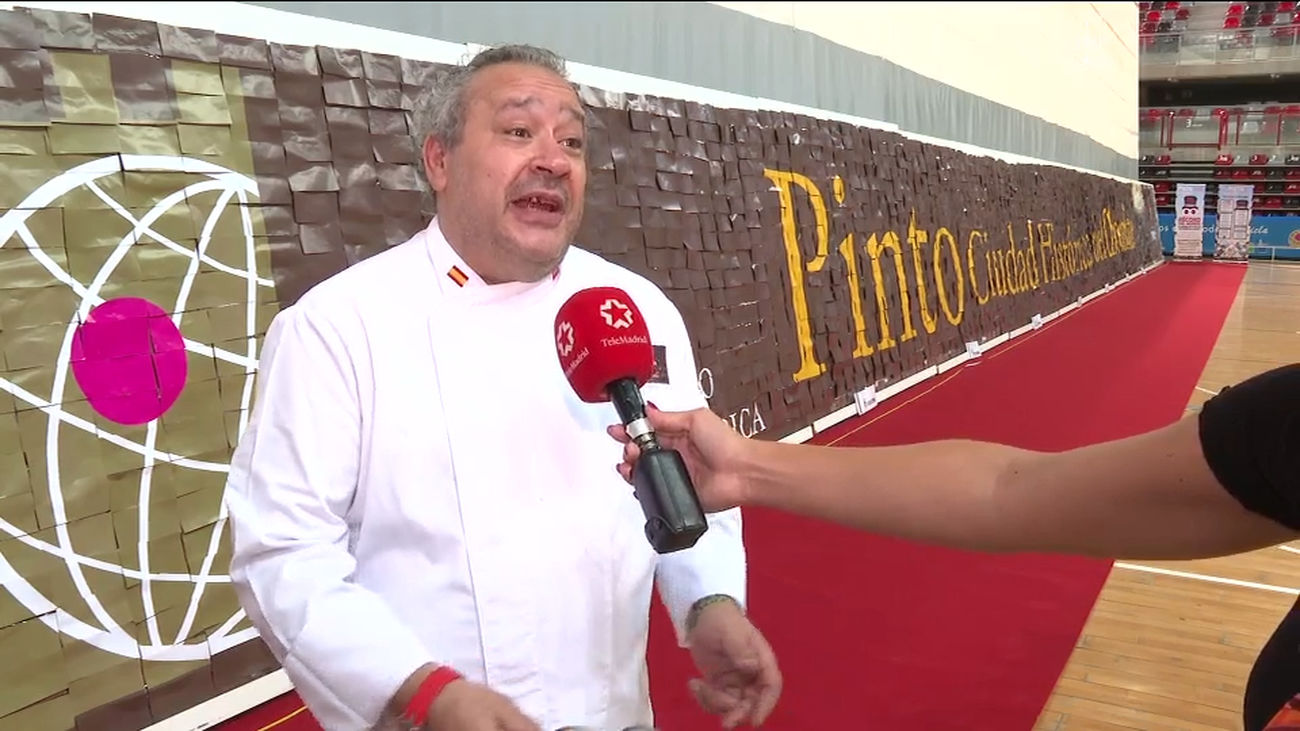 Pinto bate el récord del mundo con el mosaico de chocolate más grande
