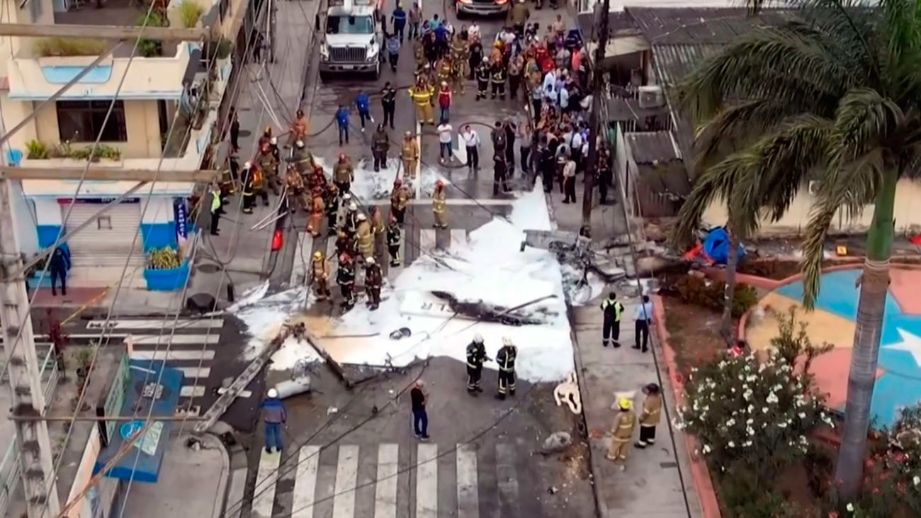Una avioneta se estrella en una transitada calle de Guayaquil, en Ecuador, y deja dos muertos