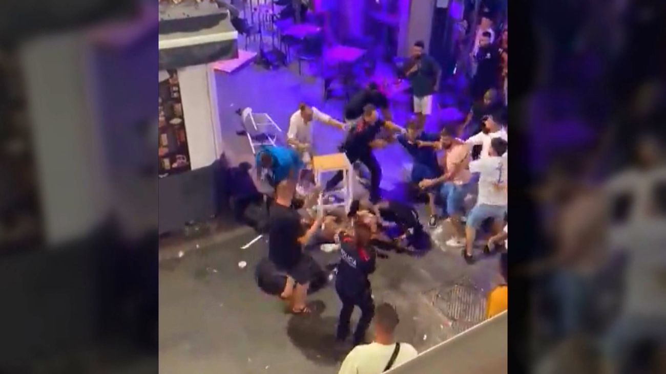 Una pelea multitudinaria obliga a cerrar y a desalojar una calle de Sitges, en Barcelona