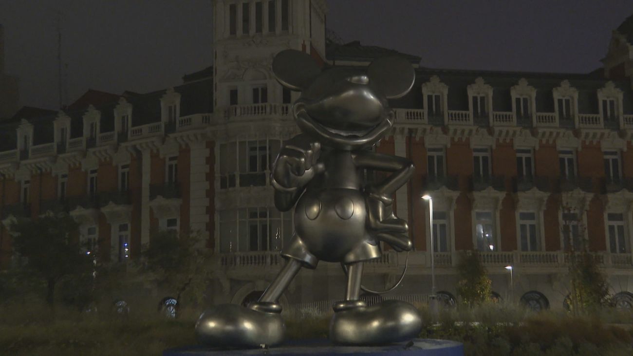 ¿Qué hace un Mickey Mouse gigante en la Plaza de España?