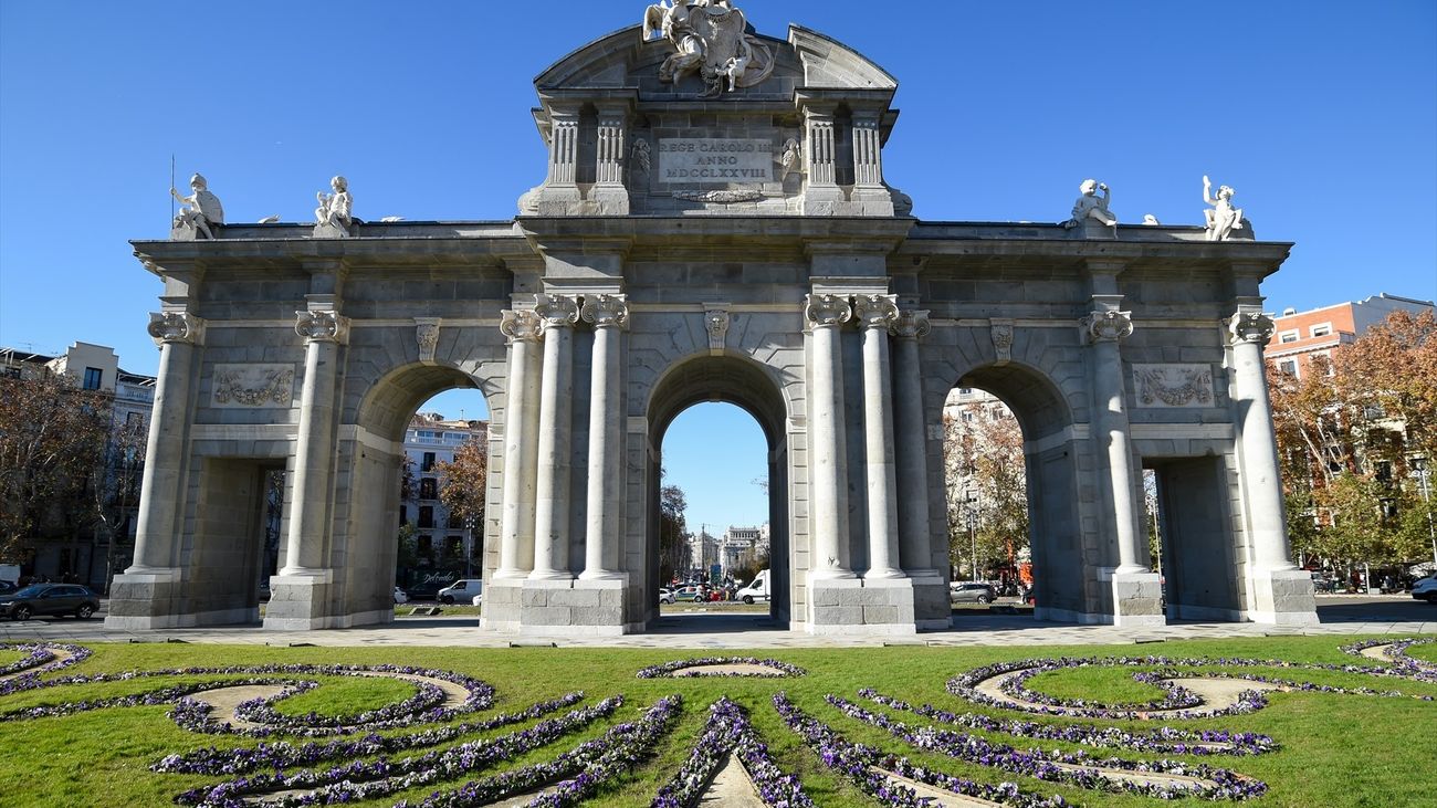¡Mírala, mírala!... la Puerta de Alcalá recién restaurada y con su Belén