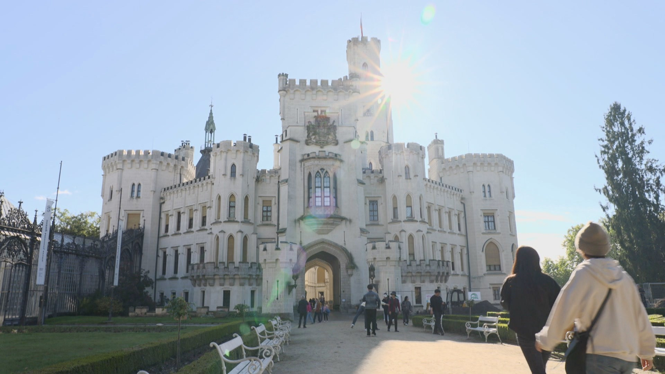 El castillo de la Bohemia Checa que nos recuerda al Palacio de Cibeles ...