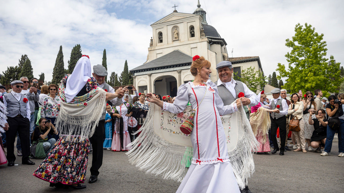 ¿Quieres un traje de chulapo o chulapa para San Isidro? Así te puedes ...
