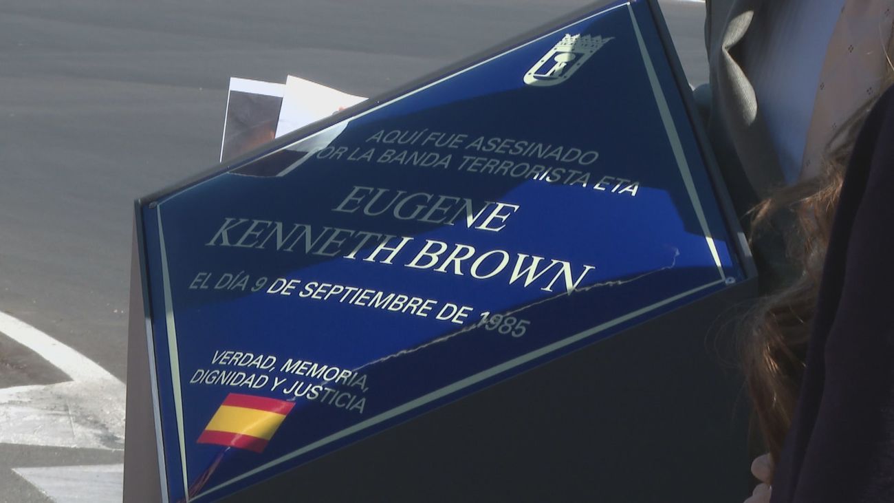 Madrid instala una placa conmemorativa a Eugene Kenneth Brown, asesinado por ETA en 1985