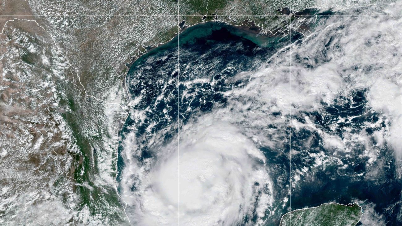 Florida cierra tres aeropuertos ante la inminente llegada del huracán ...