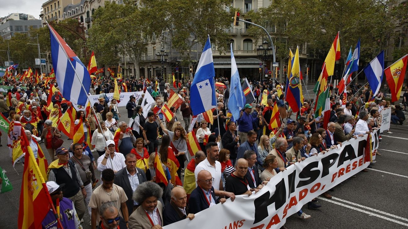 Cientos de personas marchan en Barcelona para celebrar el día de la ...