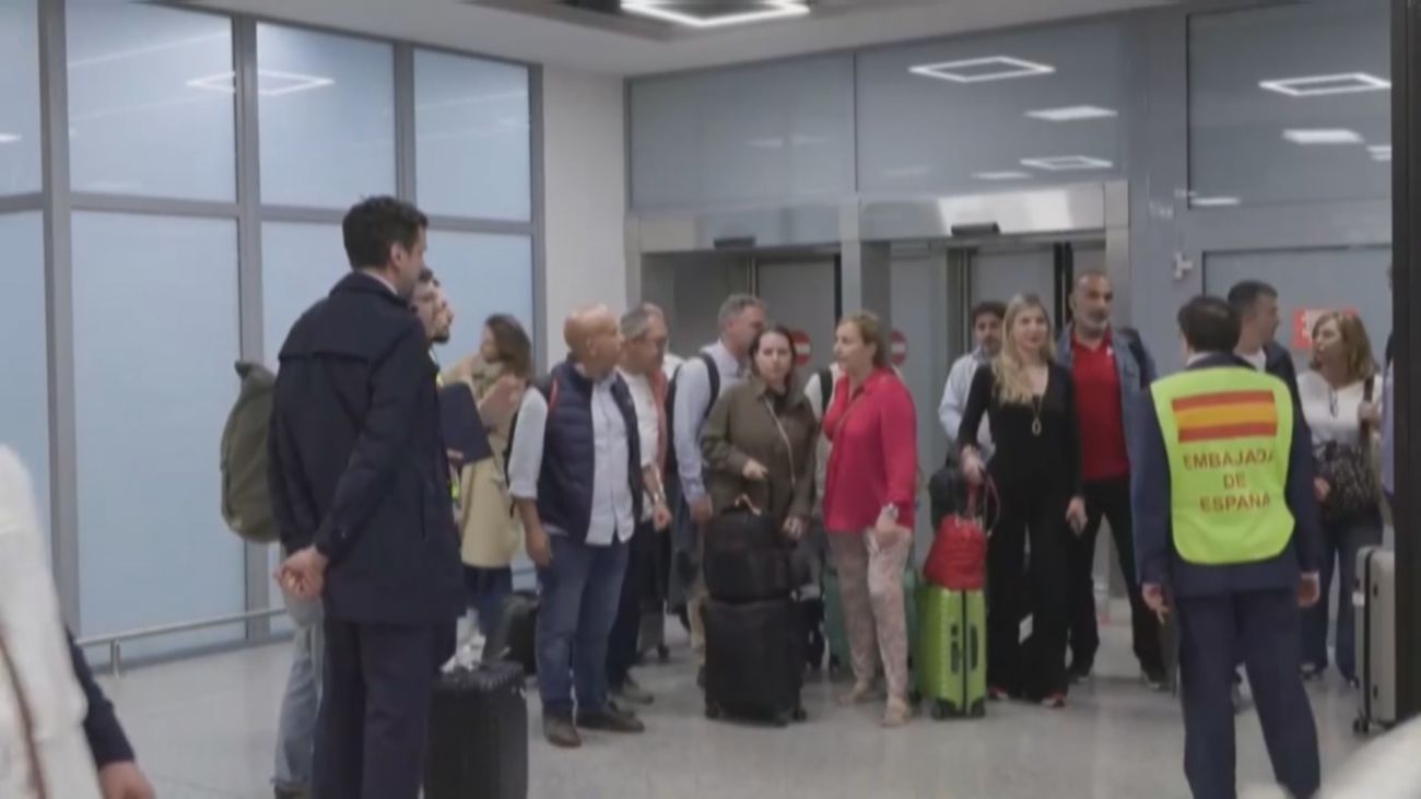 Los nueve empresarios españoles atrapados en Libia llegan "sanos y salvos" a Roma