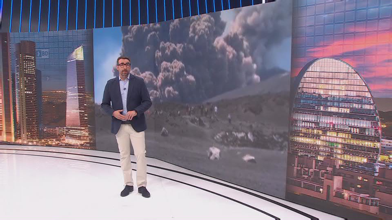 El volcán italiano Etna registra una potente erupción con coladas ...