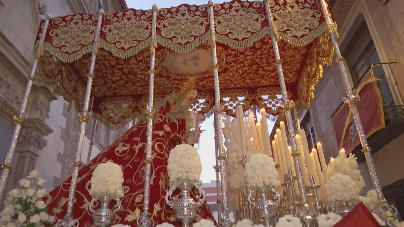 Emoción y devoción marcan la salida de la Virgen de las Lágrimas y del ...